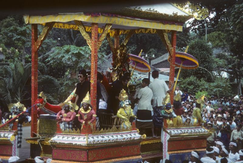 Priests ride ornate float to cremation grounds for high-status funeral ...