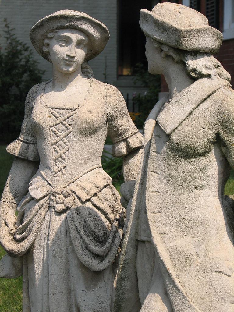 Colonial couple statue | NCpedia